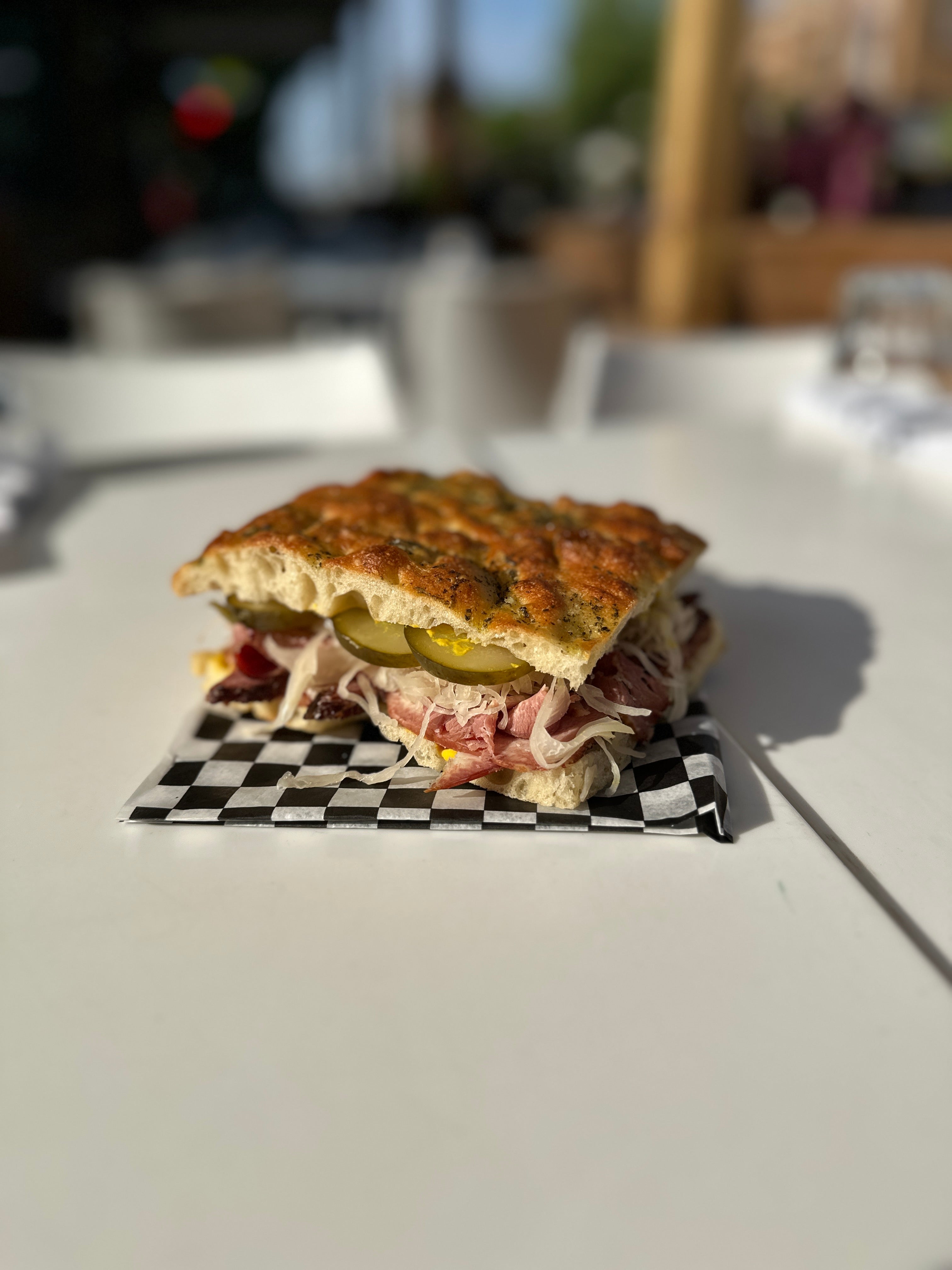 Welcome to Restaurant Knuckles: In Montreal's Top Dining Destinations!