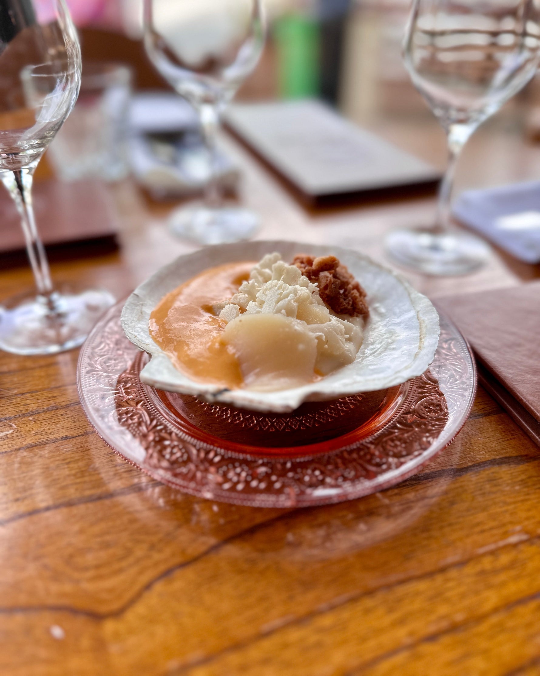 Welcome to Restaurant Knuckles: In Montreal's Top Dining Destinations!