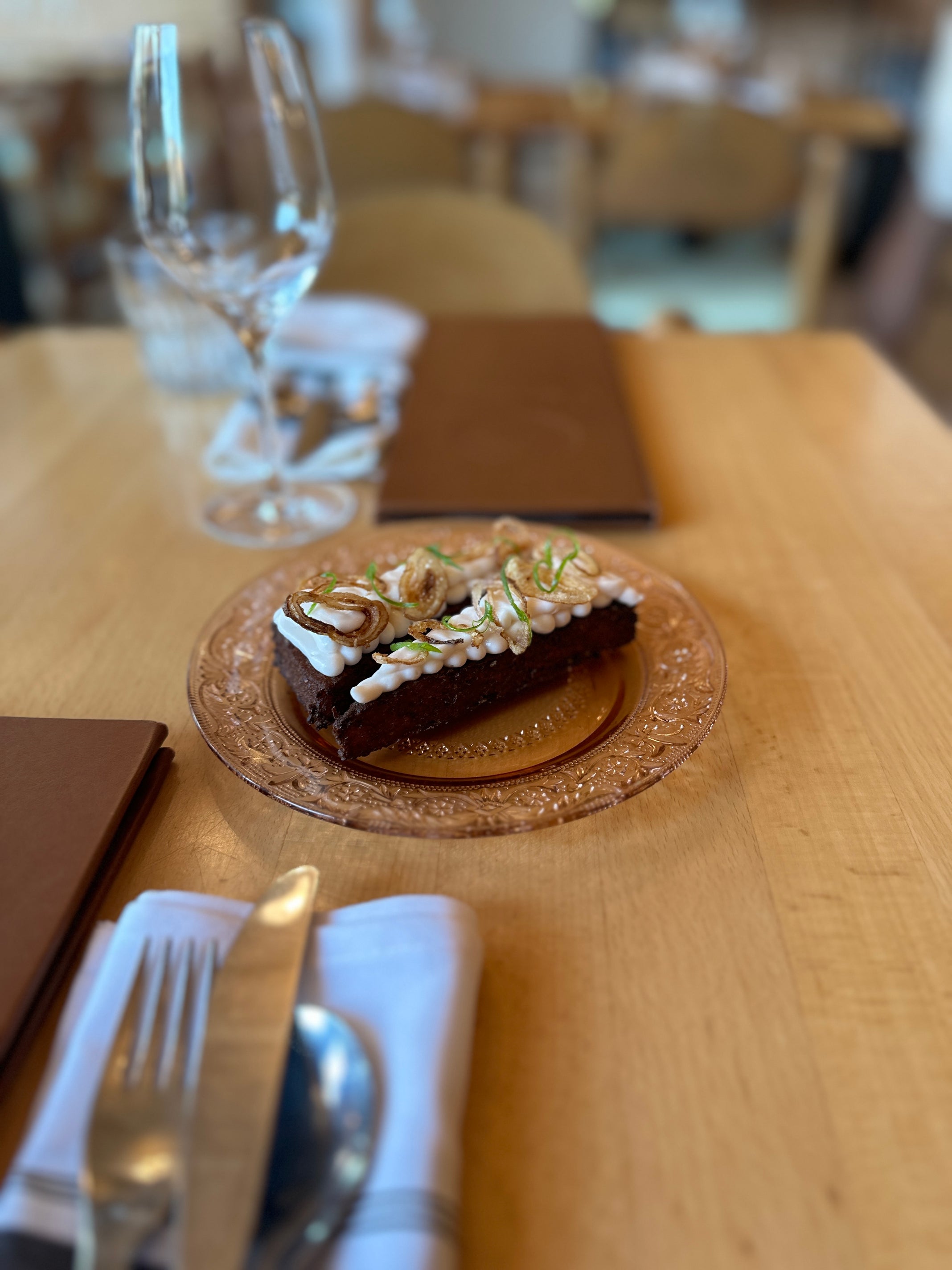 Welcome to Restaurant Knuckles: In Montreal's Top Dining Destinations!