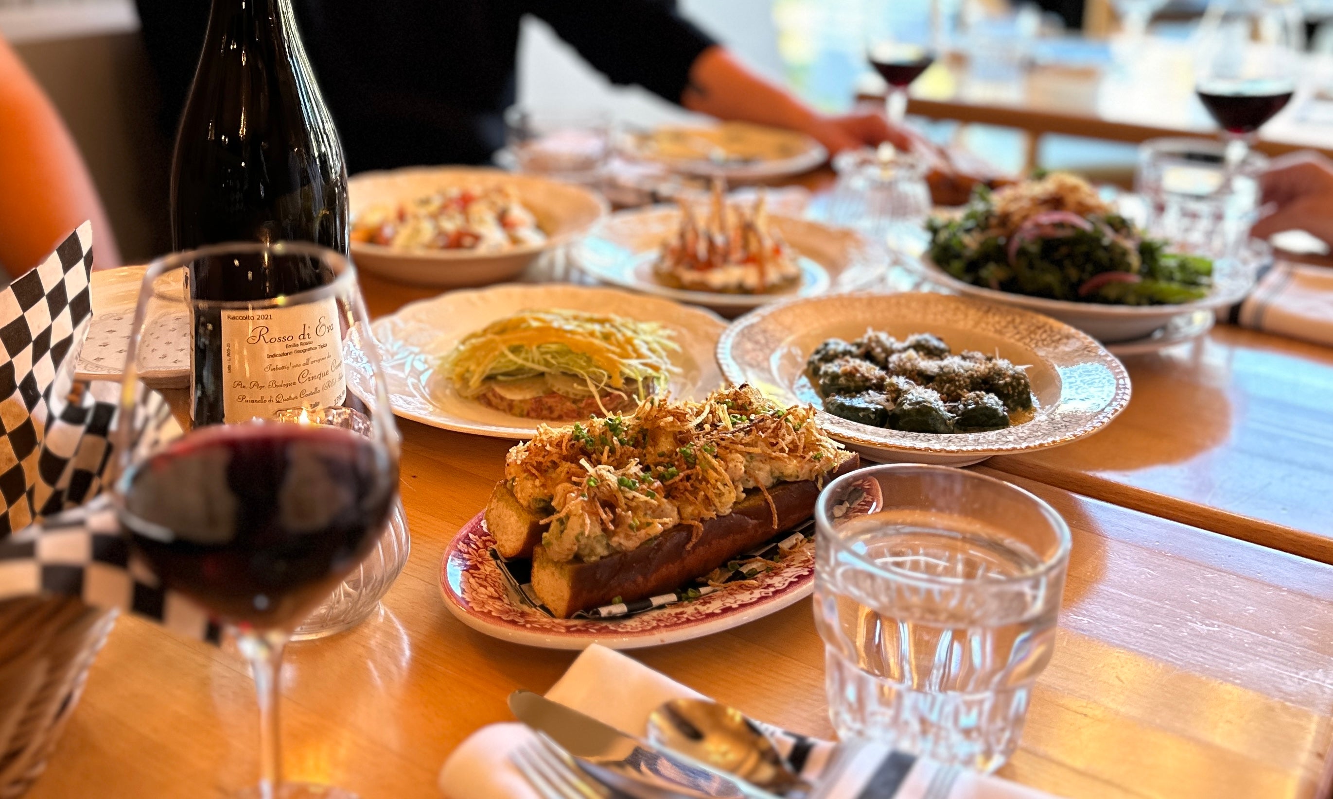 Welcome to Restaurant Knuckles: In Montreal's Top Dining Destinations!