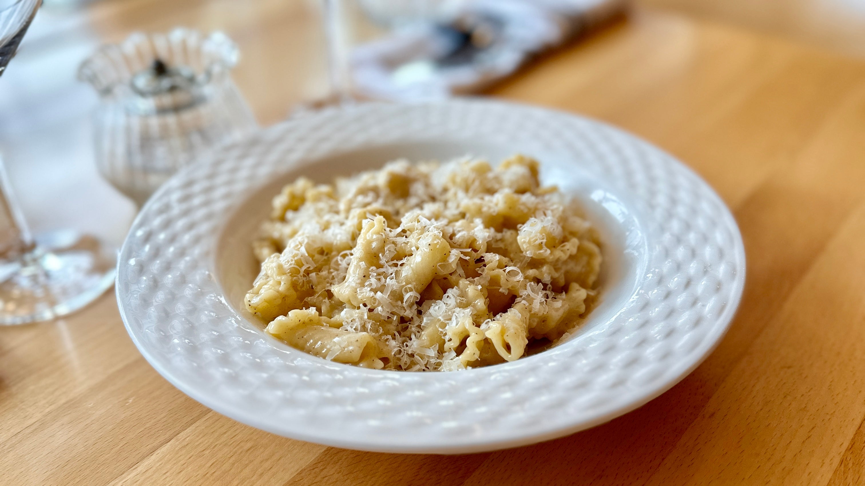 Welcome to Restaurant Knuckles: In Montreal's Top Dining Destinations!