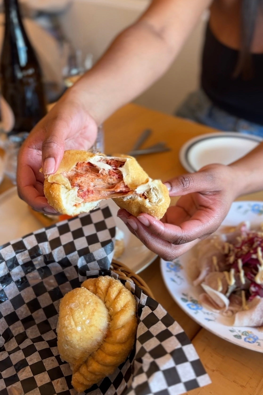 Welcome to Restaurant Knuckles: In Montreal's Top Dining Destinations!