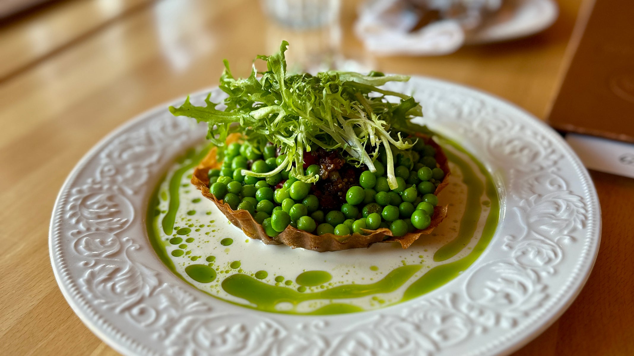 Welcome to Restaurant Knuckles: In Montreal's Top Dining Destinations!