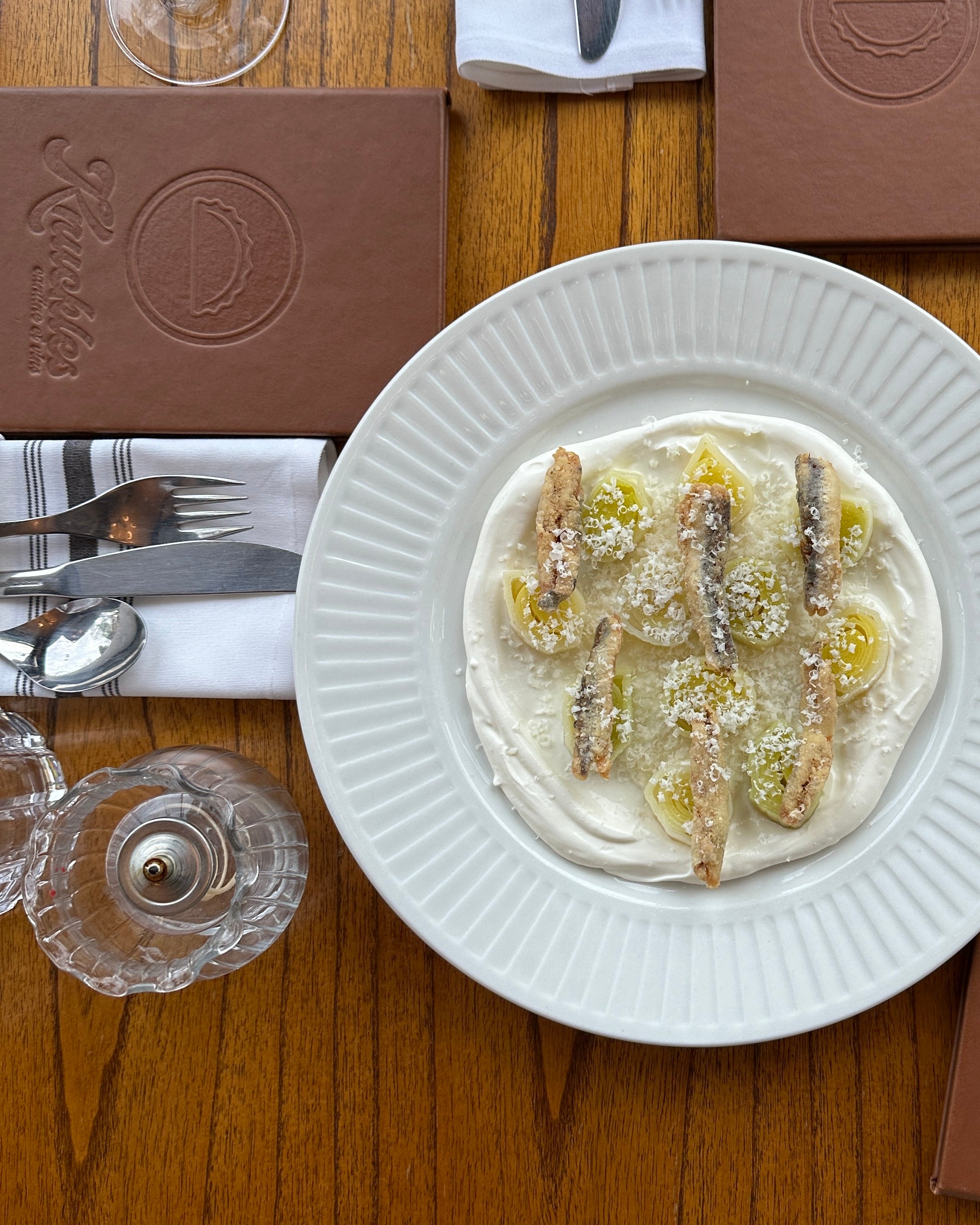 Welcome to Restaurant Knuckles: In Montreal's Top Dining Destinations!